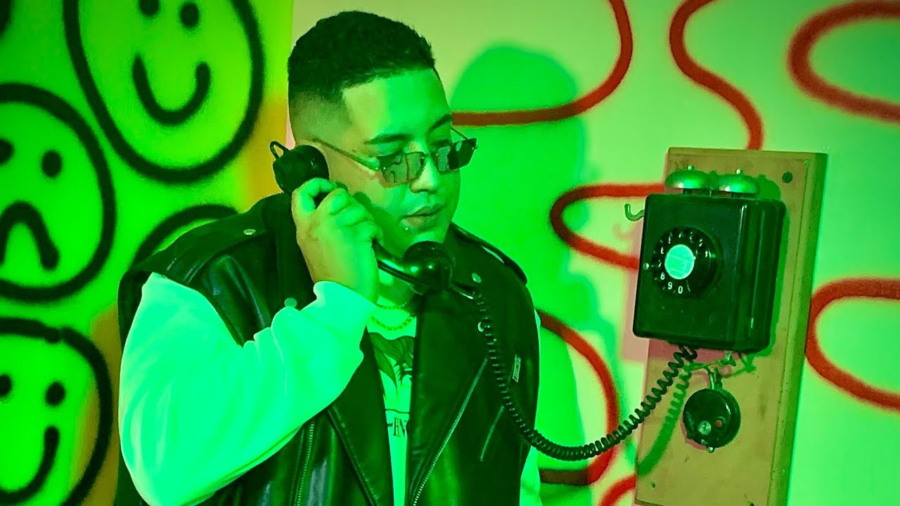 Modo Avión (Official Video) - YouTube