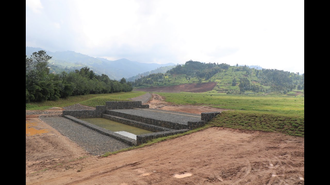 🔴Lateral dyke in action-Sebeya river floods control || Embankment dam ...