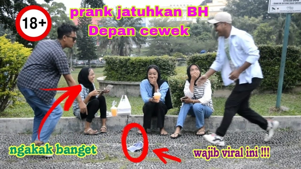 prank jatuhkan BH di depan cewek cantik - YouTube