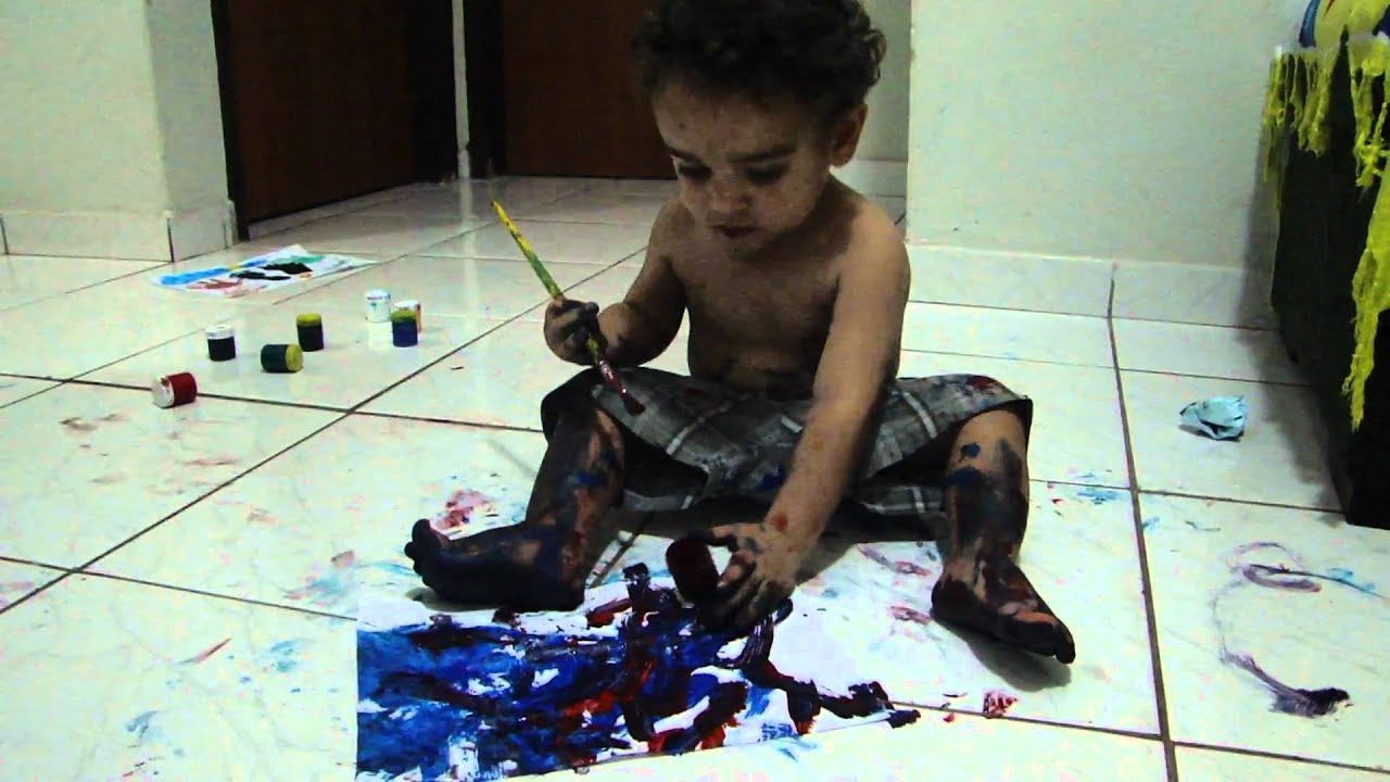 Bebê pintando com tinta guache - YouTube