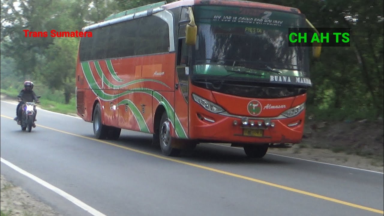 Bus Almasar lintas pagi hari area jalan lintas Pekanbaru Duri kota Duri ...