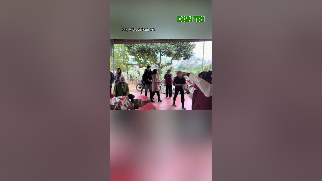 Gia đình gần 100 người, con cháu xếp hàng nhận lì xì của cụ U100| #shorts - YouTube