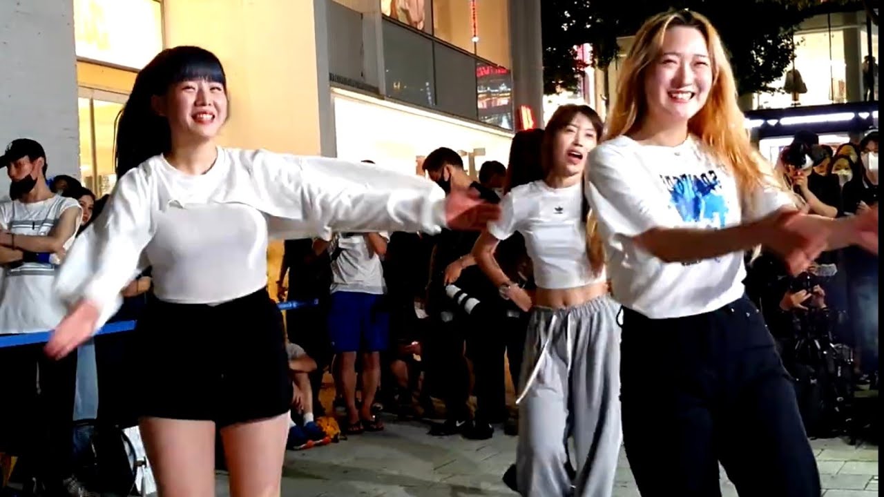 LADY B. CUTE EXHILARATING PERFORMANCE. HONGDAE STREET. - YouTube