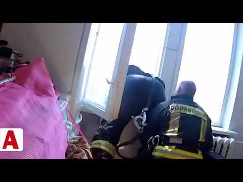 Camdan düşen adamı havada yakaladı