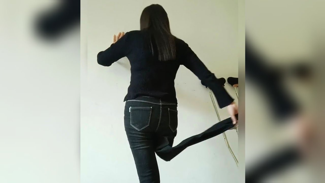 One Leg Amputee Girl in Jeans | Empty Trouser Leg | Amputada - YouTube