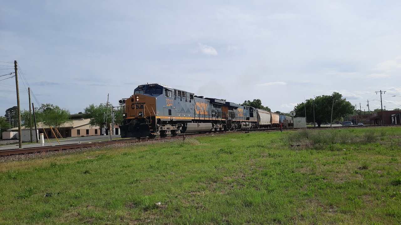 CSX 7017 CM44AC Leading A Very Short Freight Q400-16 Heading North 20 MPH - Pembroke, NC - YouTube