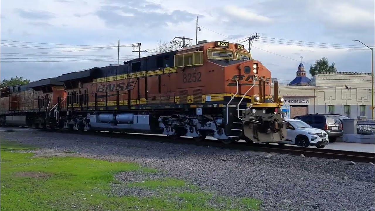 Tren BNSF 8252, BNSF 7311, BNSF 6221 & BNAF 3791 Granelero rumbo al norte - YouTube