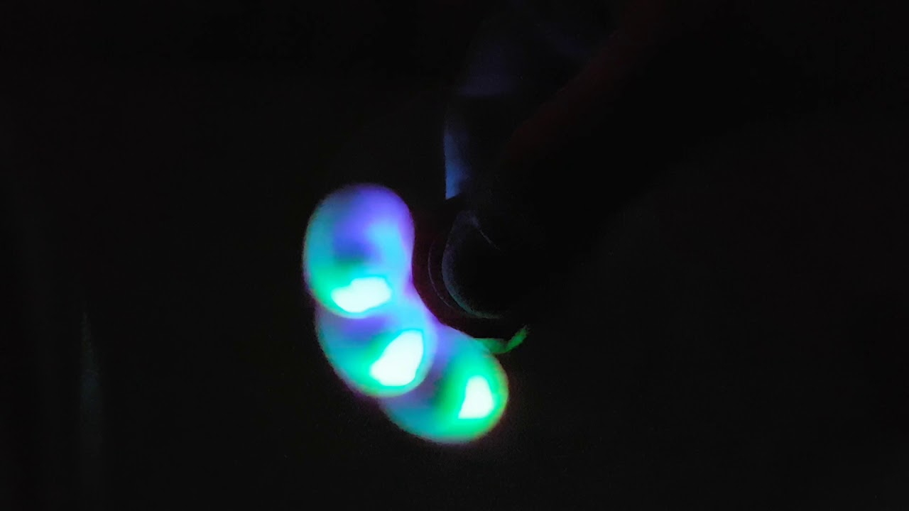 Fidget spinner hypnotizing at night two - YouTube