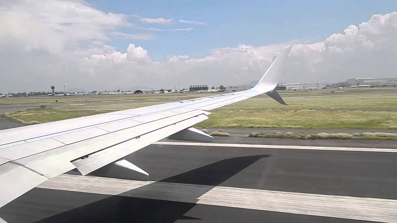 Aeromexico Boeing 737-800 with Split scimitar winglet takeoff from ...