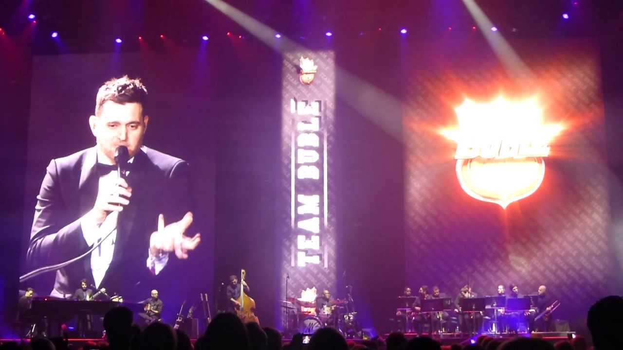 Michael Bublé introduces his band at the O2 (Team Bublé) - YouTube