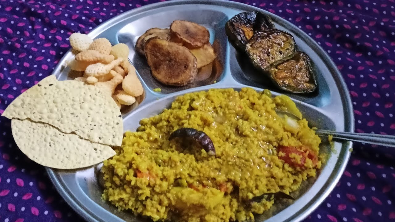 YUMMY BENGALI KHICHDI PLATTER VERY EASY AND QUICK PURE VEG RECIPE 🤤🤤😋😋 ...