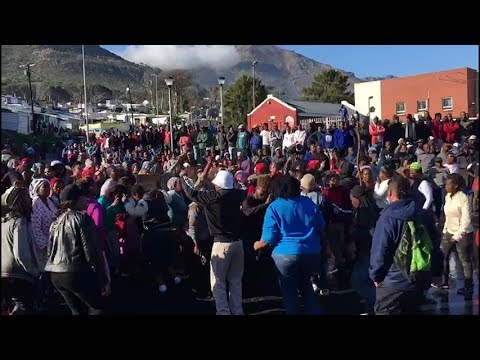 Roads barricaded and property damaged in Hout Bay protests - YouTube