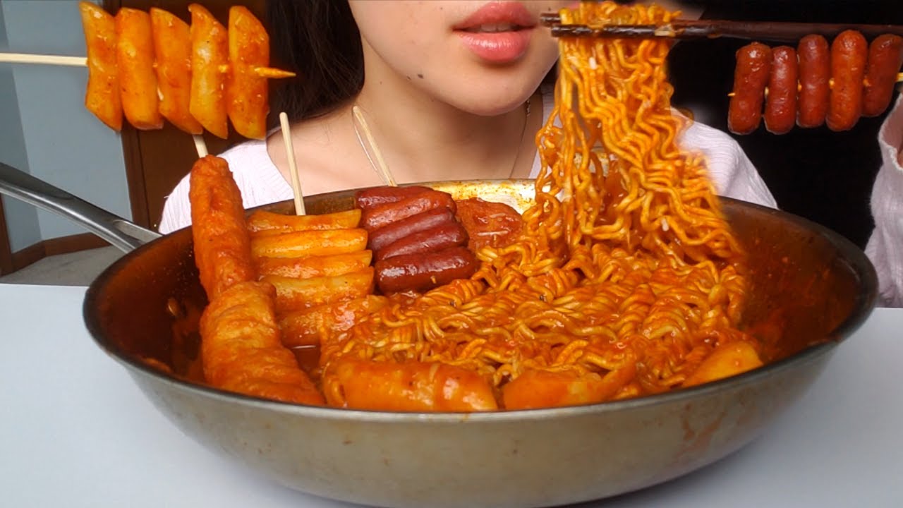 ASMR SPICY RICE CAKES FIRE NOODLES, RABOKKI (RAMEN TTEOKBOKKI) - YouTube