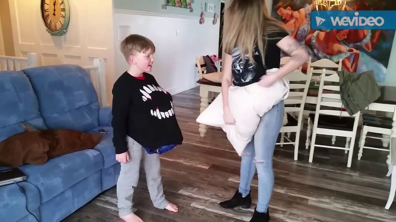 PILLOW SUMO WRESTLING - YouTube