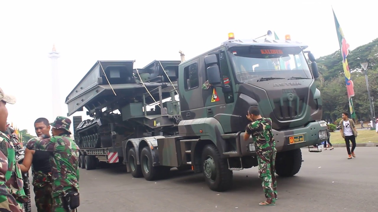 Proses pemindahan Tank TNI di monas menggunakan Truck besar - YouTube