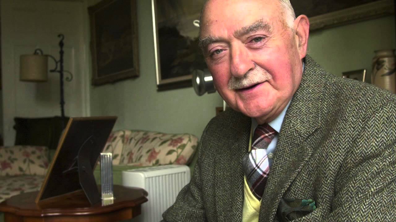 J. Irvine Smith reads Scots verse - YouTube