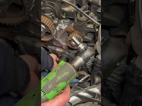 Renault dci water pump removal , 1 bolt is into a water way #mechanic # ...