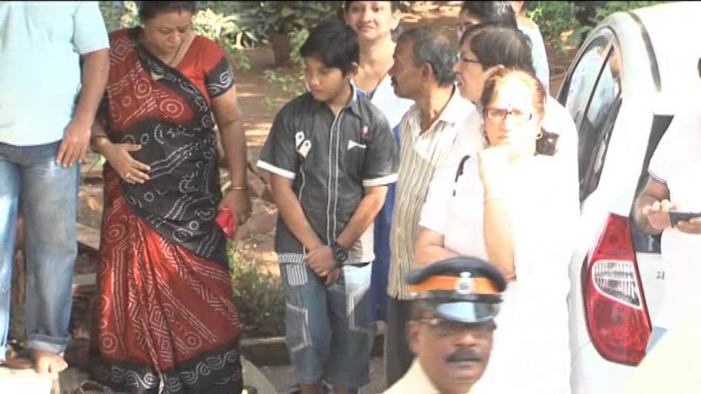 26=12=15 ACTRESS SADHNA SHIVDASANI JI FUNERAL 1 - YouTube