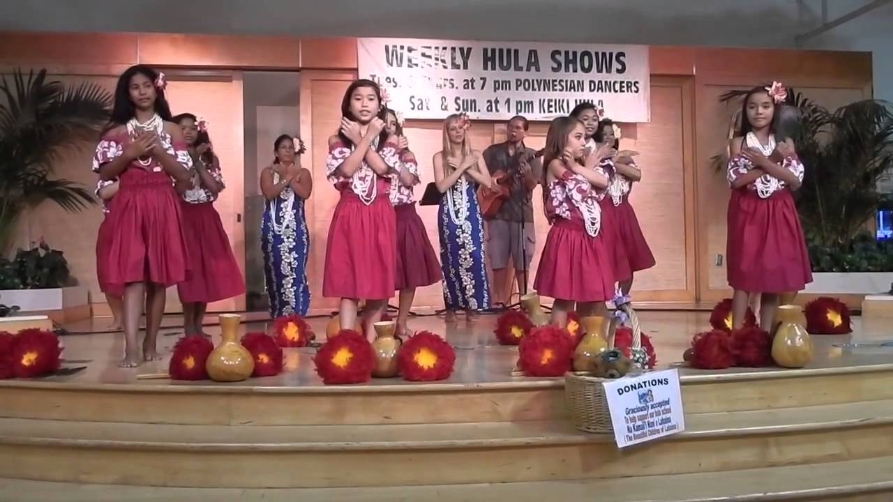 Hula Dance in Lahaina, Maui - YouTube