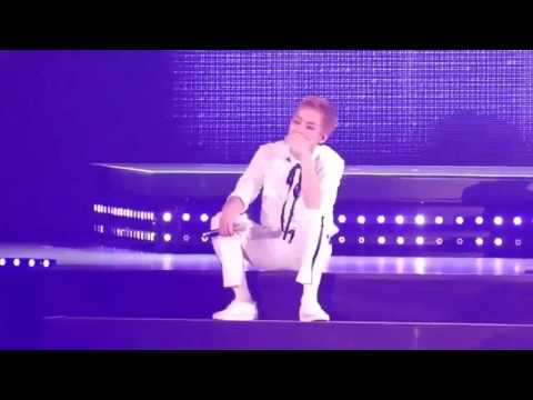 Fancam 161107 EXO Suho makes Xiumin laugh so hard when singing Lady Luck @ Nagoya Day1   YouTube