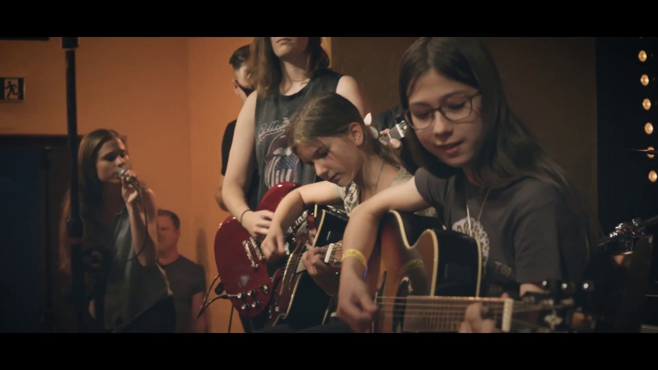 Lara Carotta, Pia Regovc, Lara Eržen, Nadja Romšek, Miha Mrak (bobni ...