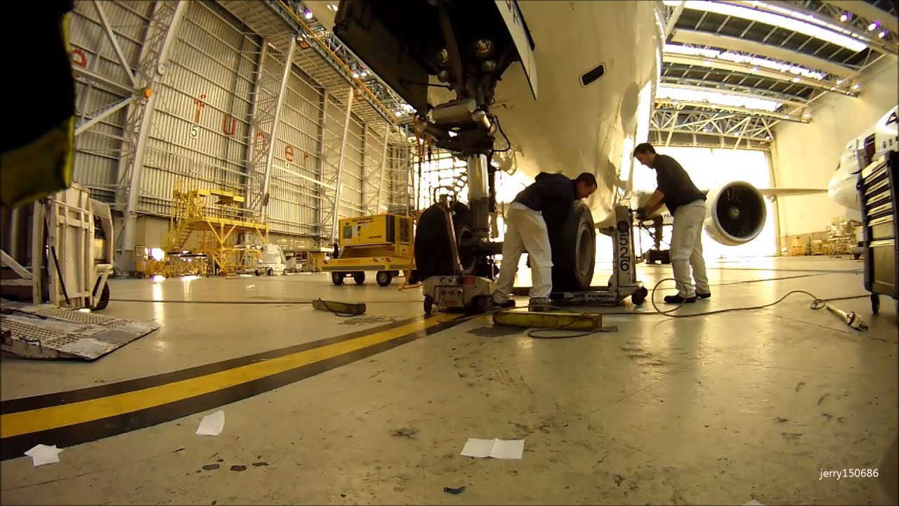 777 wheel replacement in 10 seconds! - YouTube