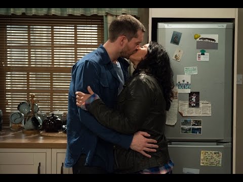 Emmerdale - Pete & Moira kiss... again! (HD)