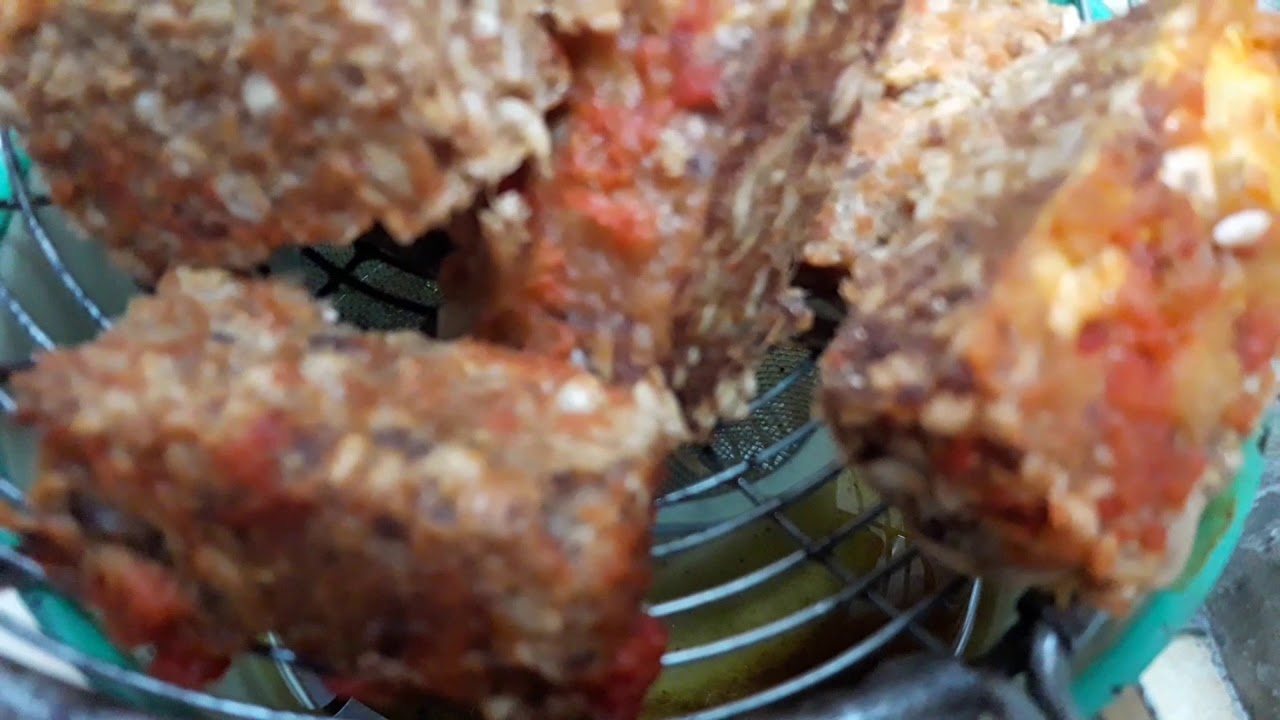 Masak oncom pedas manis saat hujan deras... - YouTube