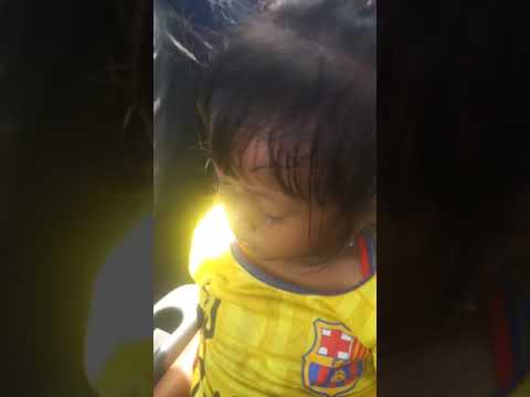 Anak kecil tidur lucu