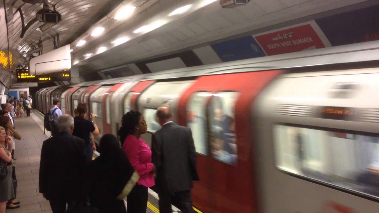 London Underground at Warren St Station - YouTube