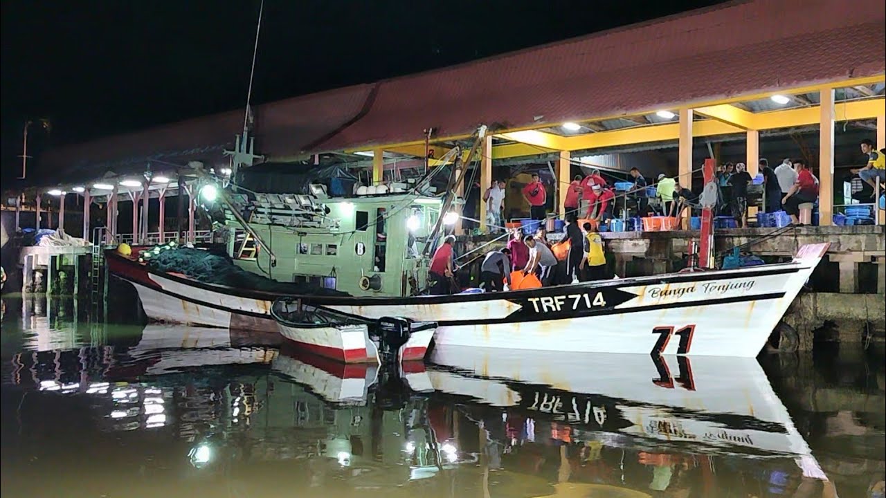 Rezeki 9tan ikan bot TRF714 dinaikkan ke jeti Marang - YouTube