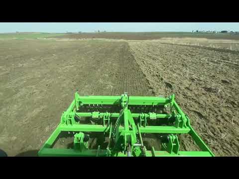 Massey Ferguson 5712 S pulluk üstü çekirge uygulaması