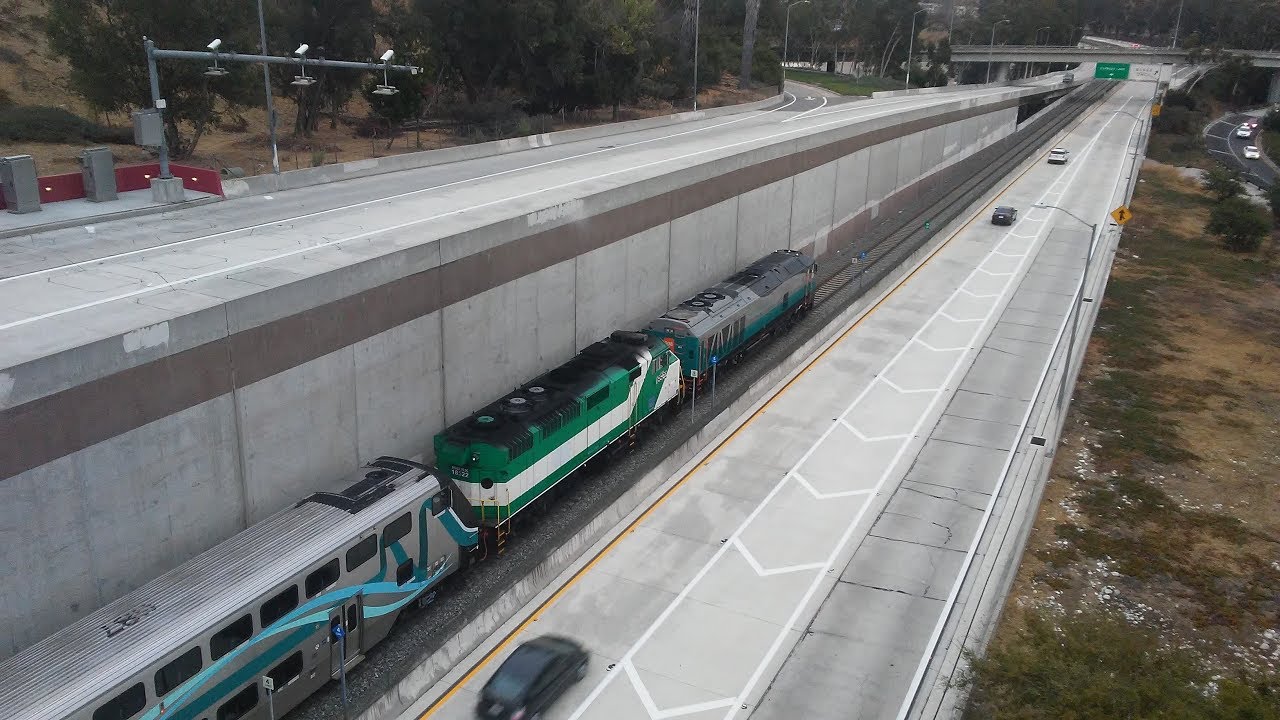 10/31/17 Metrolink F125 908 and RBRX 18522 on Metrolink trains 329 and ...