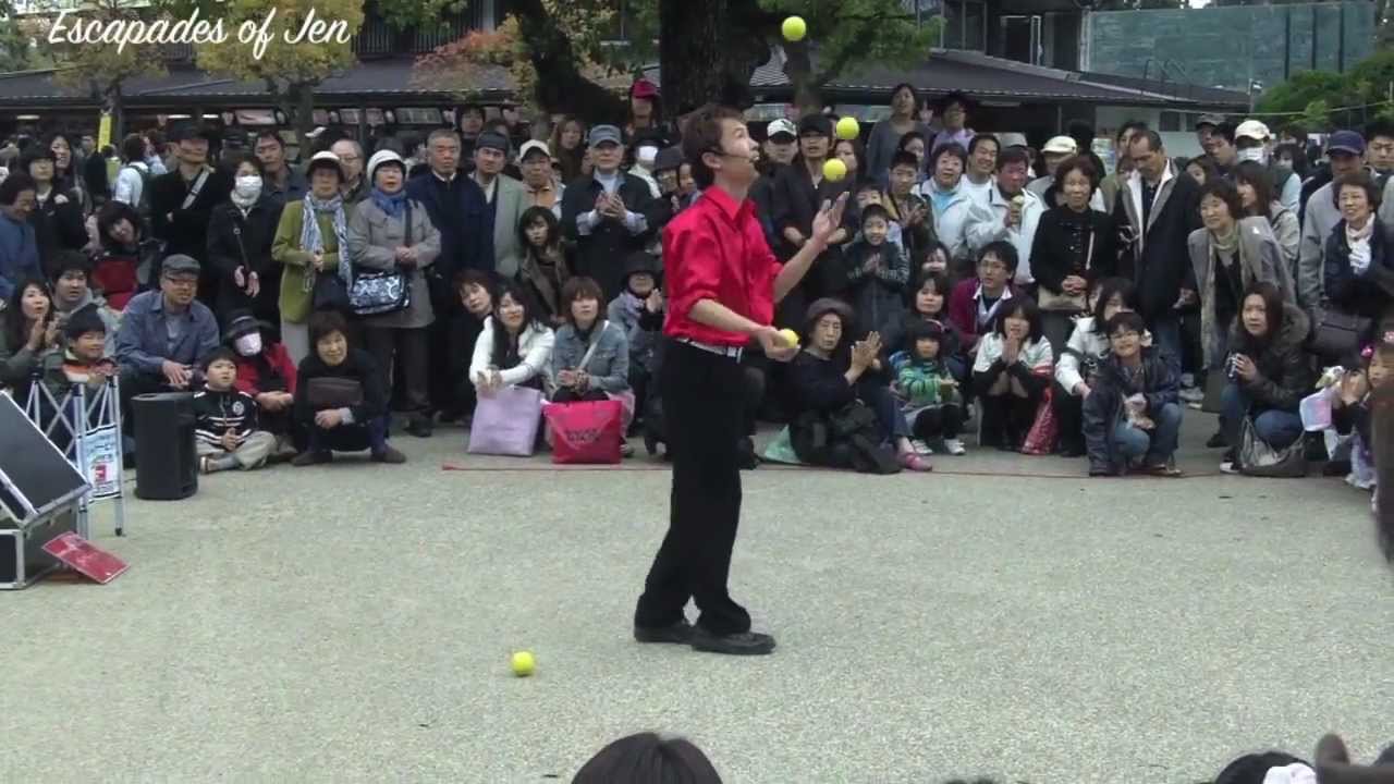 Juggling Street Performer at Osaka Castle - YouTube