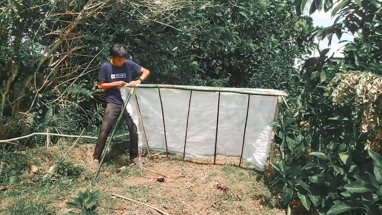 solo camping, building warm and comfortable bushcraft with fireplace ...
