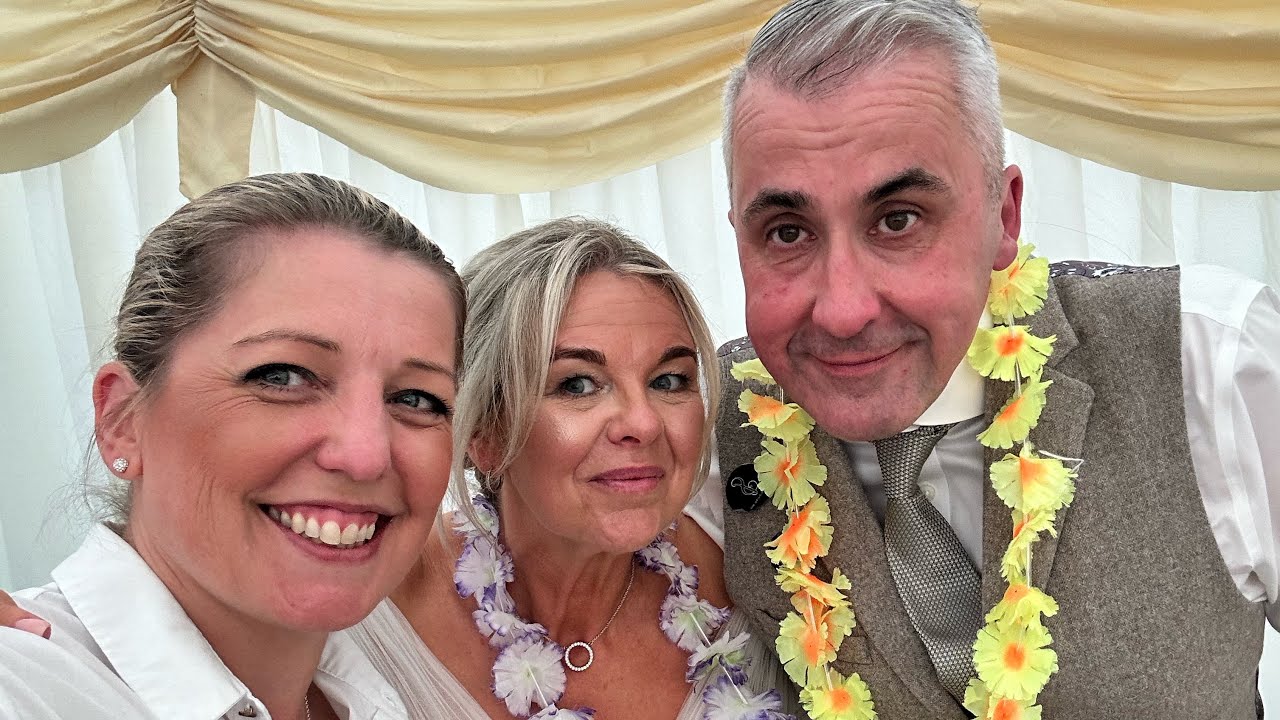 Surprise singer for Mr and Mrs Knott - YouTube