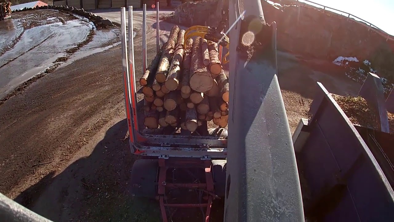Unloading a load of timber on a timbertruck #16 - YouTube
