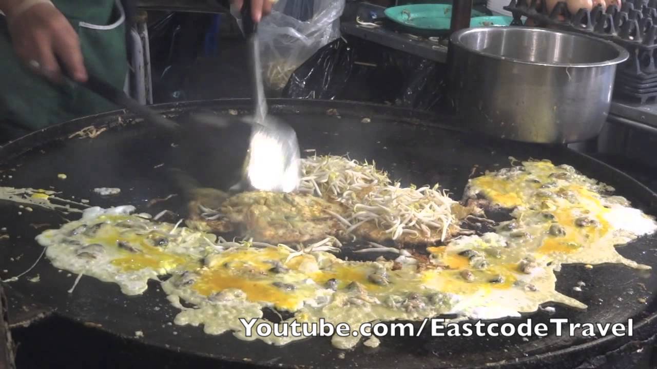 Thai fried mussels pancake หอยทอด hoi tod Bangkok street food - YouTube