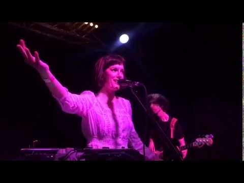 Gwenno- Eus Keus live in Dublin - YouTube