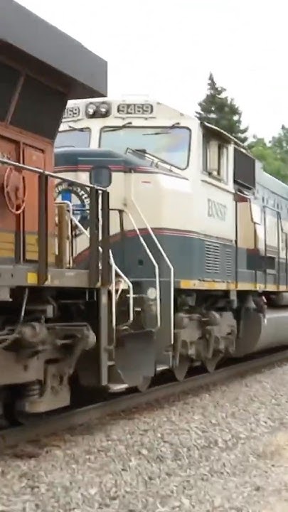 BNSF 9469 Ex BN Executive SD70MAC trails BNSF Grain Train At Rochelle, IL 7/30/21 - YouTube