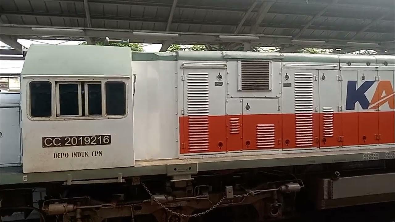 KERETA API PARCEL TENGAH MELINTAS LANGSUNG DI STASIUN JATINEGARA - YouTube