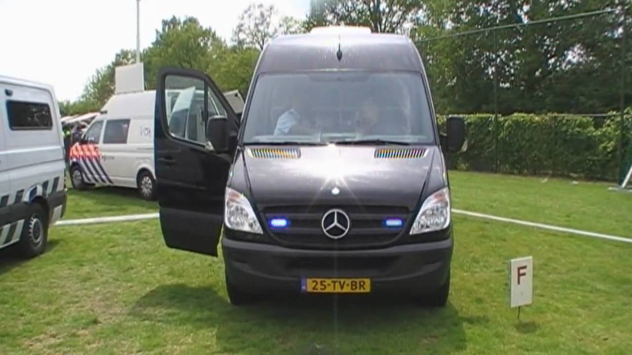 onopvallende politie bus (unmarked police car) - YouTube