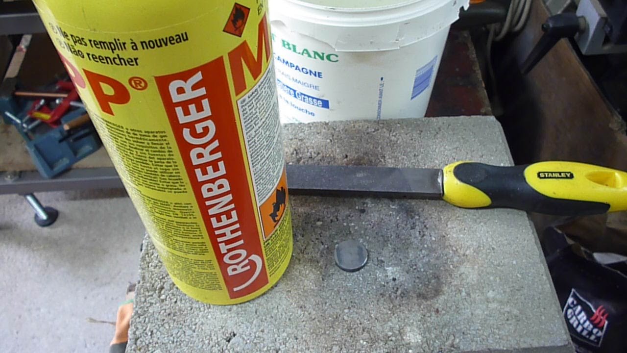 Test de trempe sur un morceau d'acier 35 ncd 16 - YouTube