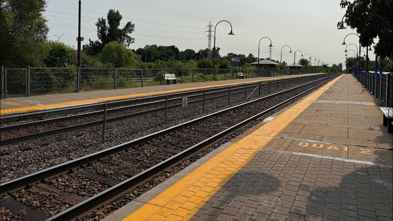 Commuter Train Entering Cedar Park Station in Montréal Westisland - YouTube