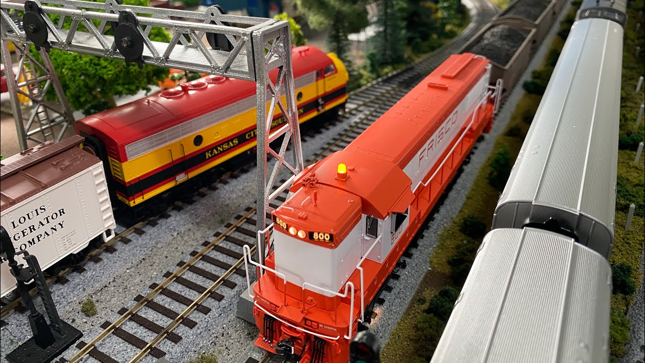 HO Scale Model Freight & Passenger Trains Meet 3 Wide Under the Camera ...