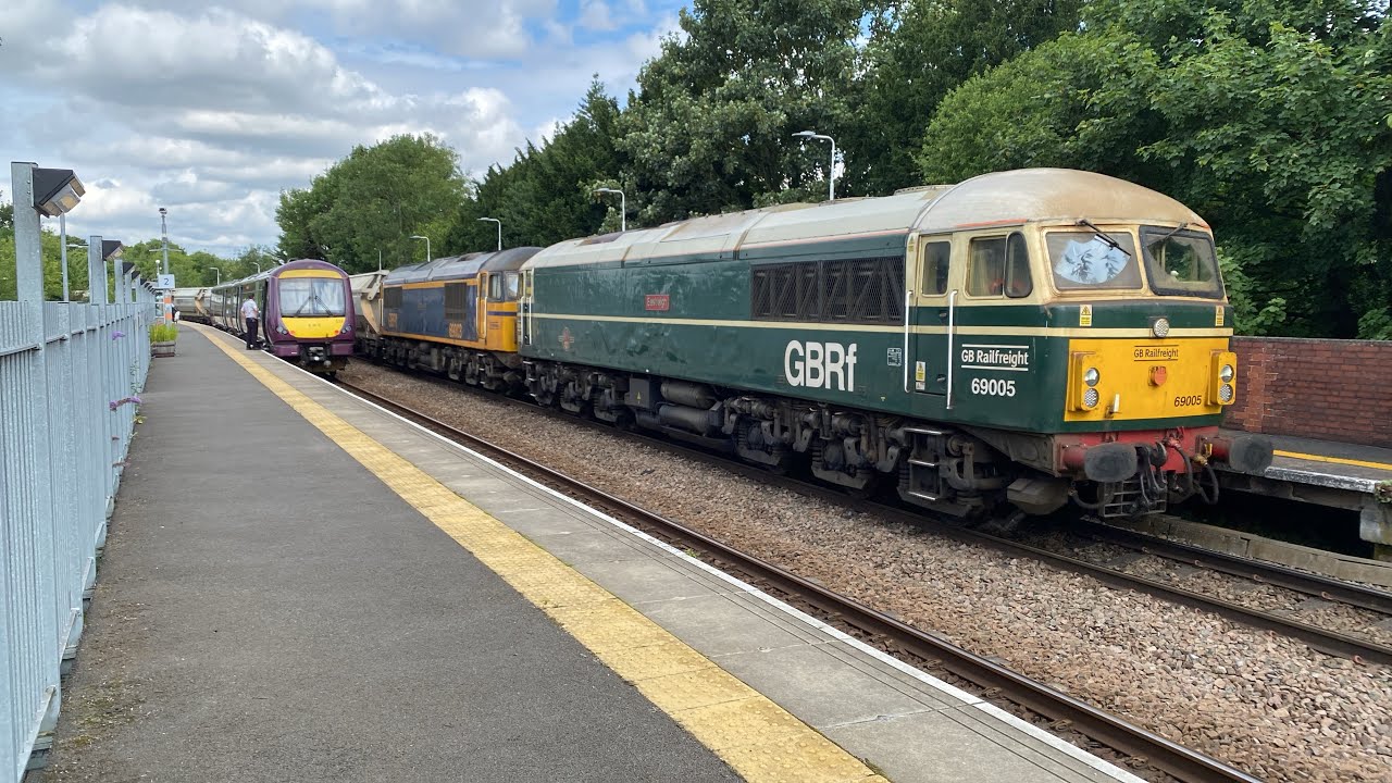 170534 2K06 EMR & 69005 “Eastleigh” & 69003 “The Railway Observer” sand ...