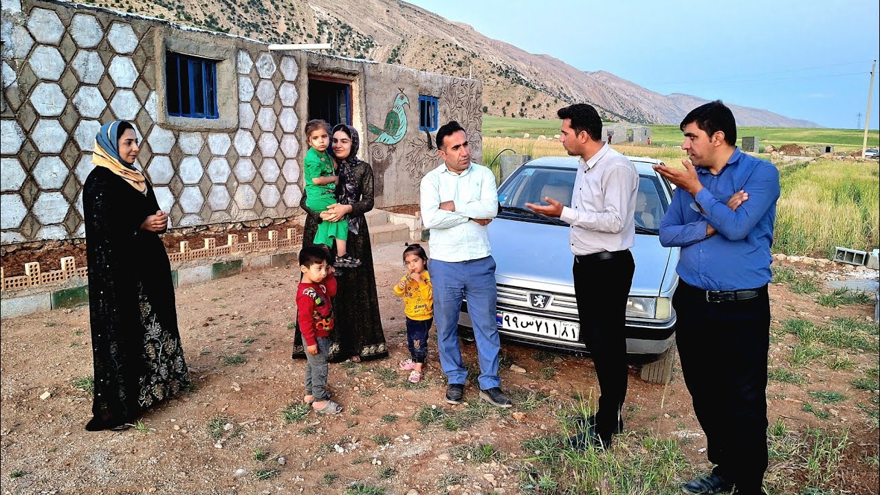 A nomadic teacher, the hero of a lost lady. Building a house with the ...