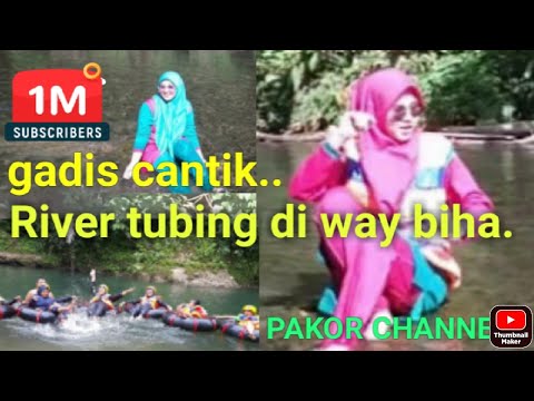 Gadis cantik mandi di sungai dengan river tubing di waybiha.