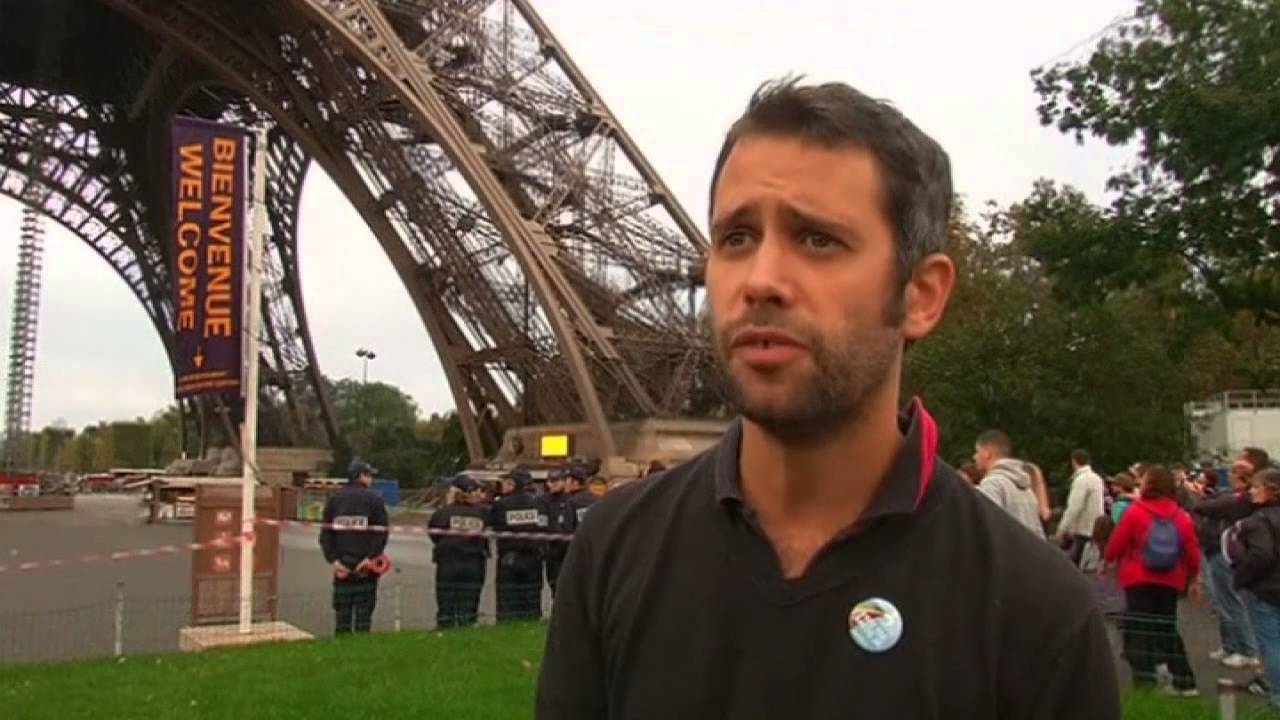 Man dangles from Eiffel Tower, Paris to protest 30 jailed in Russia ...