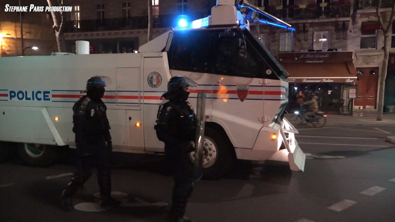 camion de police anti-émeutes en action - YouTube